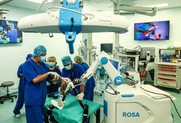 Pembedahan penggantian sendi lutut, pinggul secara robotik kini ...