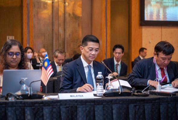Malaysia fully committed towards achieving objective of CPTPP - Azmin | AWANI International