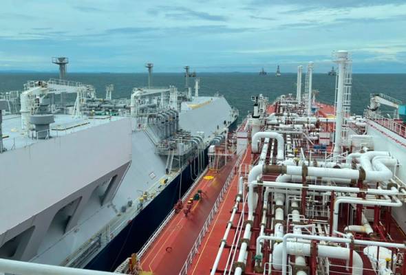 Victoria STS berjaya selesaikan pemindahan LNG dari kapal ke kapal yang ...