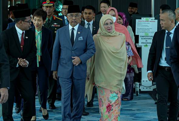 Agong, Raja Permaisuri return home from Singapore | Astro Awani