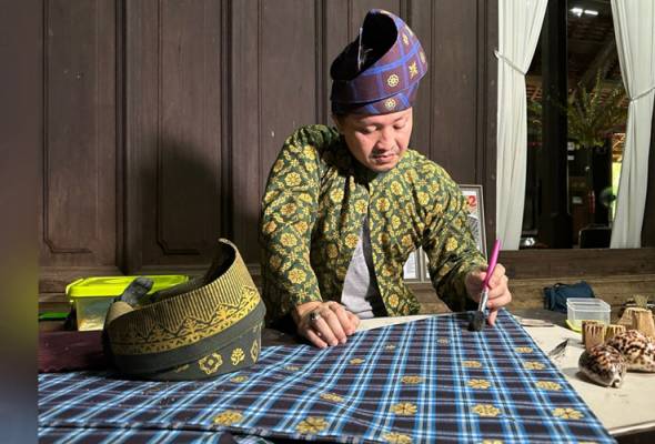 Seni menghias fabrik dengan emas 'telepuk' semakin dilupakan | Astro Awani