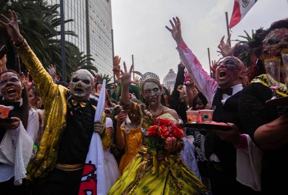 Ratusan zombie 'hantui' Mexico City | Astro Awani
