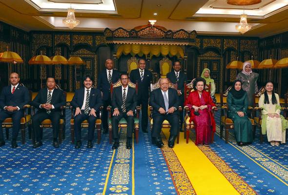 Raja Perlis terima menghadap Komander Askar Wataniah | Astro Awani