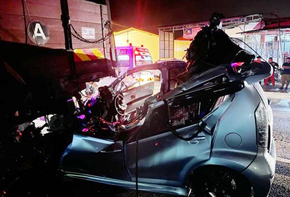 Dua anggota polis maut kemalangan jalan raya | Astro Awani