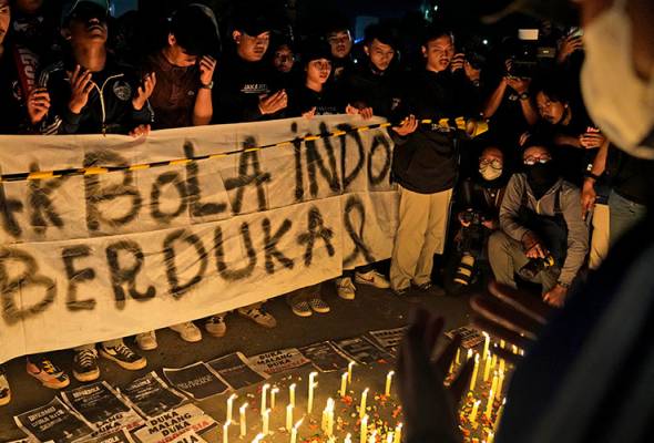 Tragedi Stadium Kanjuruhan: Nyalaan lilin, nyanyian Indonesia Pusaka ...