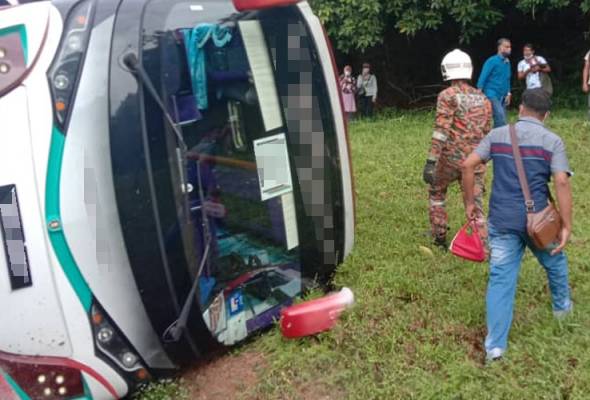 Bas ekspres terbalik, 20 penumpang selamat | Astro Awani