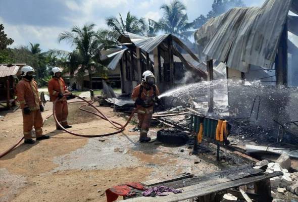 Asrama pekerja hangus terbakar | Astro Awani Asrama pekerja hangus terbakar | Astro Awani