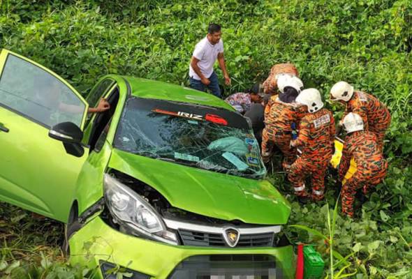 3 parah kereta terjunam jatuh gaung di Gerik | Astro Awani