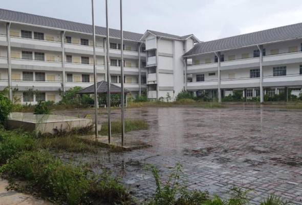 [LAPORAN KHAS] SMK Suria Jaya masih terbengkalai, kini lubuk 'mat gian ...