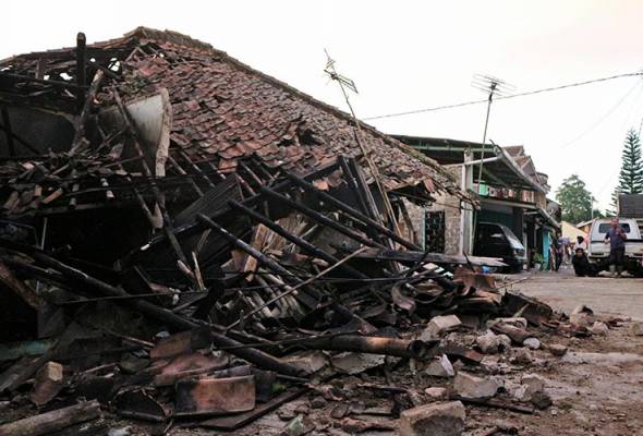 Gempa bumi Indonesia: Mangsa dalam bengkel sebelum runtuhan | Astro Awani