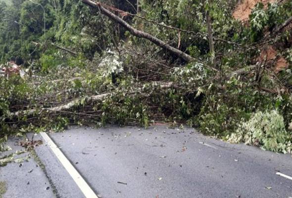 Landslide: Jalan Mantin-Seremban temporarily closed | AWANI International