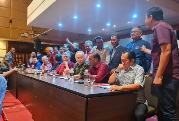 PRU15: Wee Ka Siong terkilan pemimpin PH hadir dalam perjumpaan Ahli ... PRU15: Wee Ka Siong terkilan pemimpin PH hadir dalam perjumpaan Ahli ...