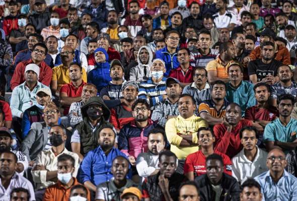 Buruh asing teruja tonton perlawanan pertama Piala Dunia | Astro Awani
