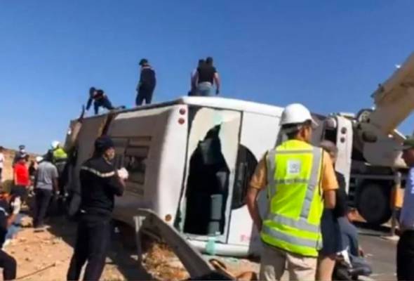 11 maut, 43 cedera bas terbalik di Maghribi | Astro Awani