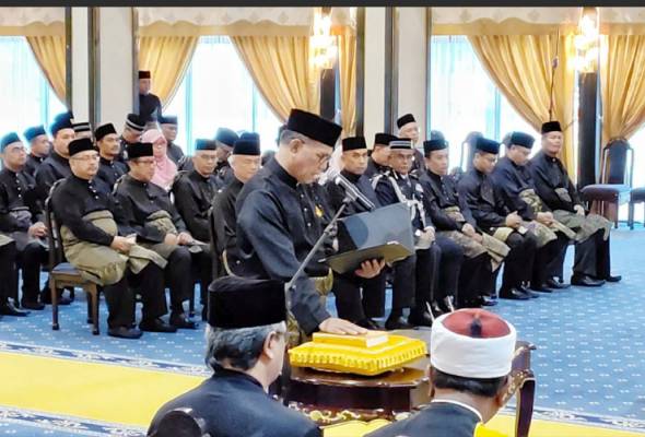 Wan Rosdy angkat sumpah MB Pahang | Astro Awani