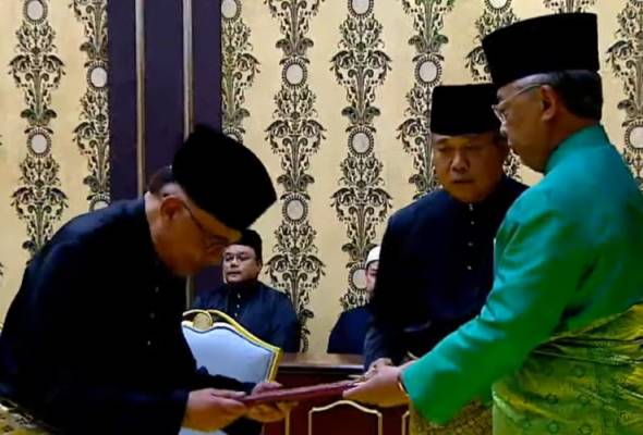 Anwar sworn in as 10th PM | AWANI International