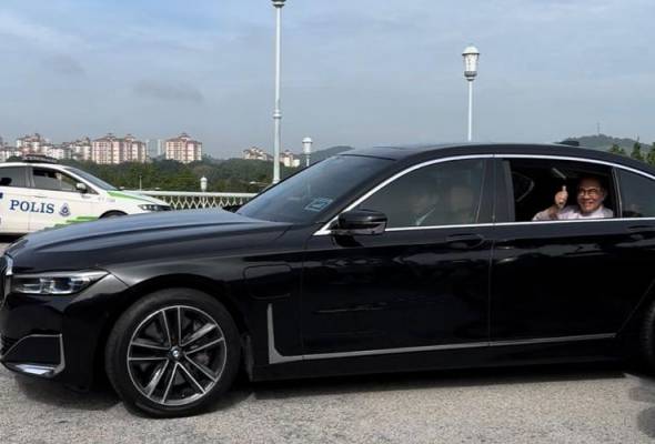 Anwar Ibrahim tiba di Perdana Putra, mula tugas sebagai PM10 | Astro Awani