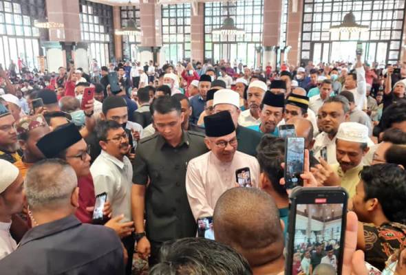 Solat Jumaat pertama Anwar Ibrahim sebagai Perdana Menteri | Astro Awani