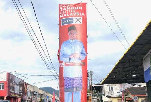 PRU15: 'Giant' di Manjoi, poster gergasi Anwar Ibrahim gamit perhatian ...