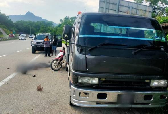 Penunggang motosikal maut rempuh trak tunda | Astro Awani