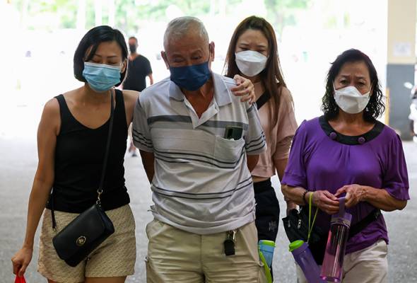 Batang Kali landslide: Kin hoping family members safe | Astro Awani Batang Kali landslide: Kin hoping family members safe | Astro Awani