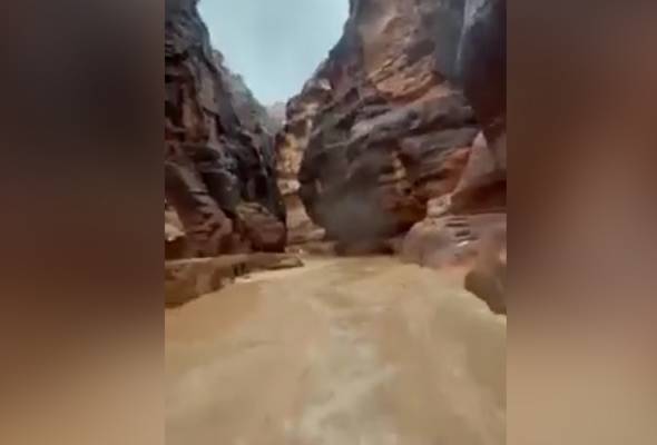 Hujan lebat luar biasa hampir tenggelamkan Bandar Purba Petra | Astro Awani