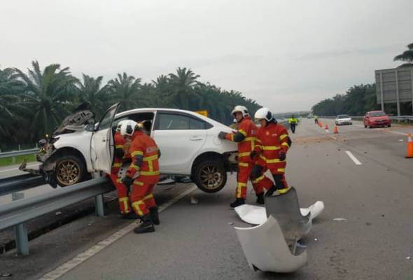 Two men die in two-car crash near Sitiawan | AWANI International