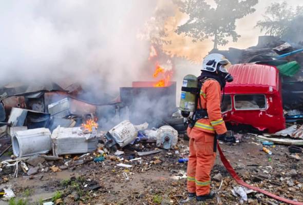 Bomba padam kebakaran longgokan besi buruk di Bagan Serai | Astro Awani