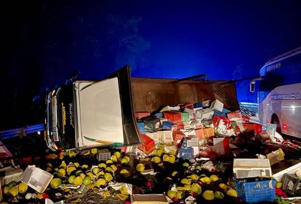 Pemandu, penumpang cedera, bas rempuh belakang lori di Lebuhraya Utara Selatan | Astro Awani