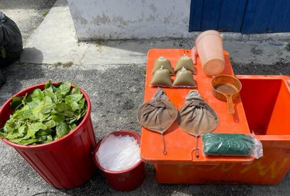 Polis tahan enam lelaki proses, jual air ketum | Astro Awani Polis tahan enam lelaki proses, jual air ketum | Astro Awani