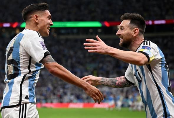 Messi: Maradona is 'pushing us from heaven' | AWANI International