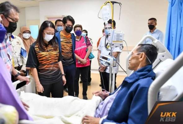 Hannah Yeoh dan Adam Adli ziarah Rahman Sidek | Astro Awani