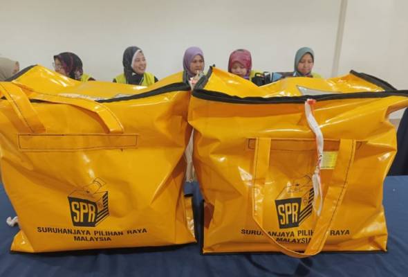 PRU15: 2 peti undi awal Parlimen Padang Serai tiba di pusat penjumlahan ...