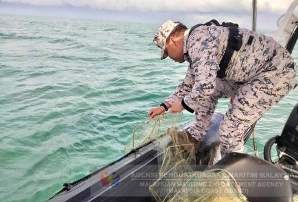 70 set bubu naga dirampas, kurang tiga batu nautika dari jeti nelayan ...
