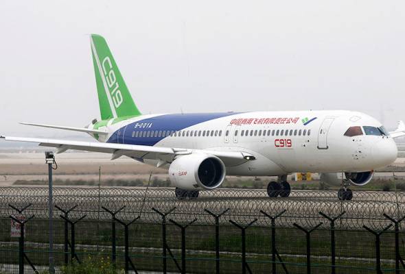 Pesawat penumpang pertama buatan China C919 mulakan penerbangan ujian pengesahan | Astro Awani