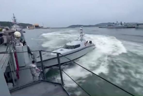 TLDM siasat insiden bot tempur berlanggar sewaktu demonstrasi | Astro Awani