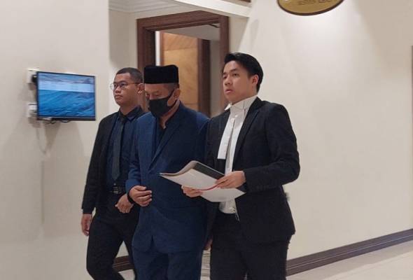 Penjawat awam berdepan 16 pertuduhan terima rasuah RM45,000 | Astro Awani