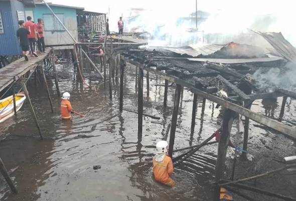17 rumah setinggan atas air musnah dalam kebakaran | Astro Awani