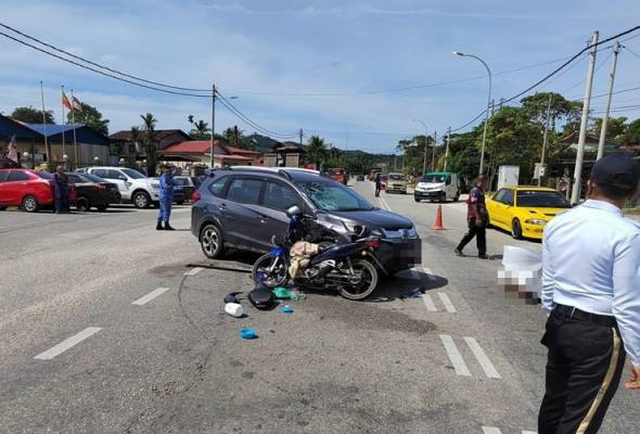 Warga emas maut motosikal rempuh kereta | Astro Awani