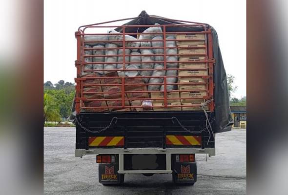 Lori ditahan, bawa muatan lebih 30 bungkus daun ketum | Astro Awani