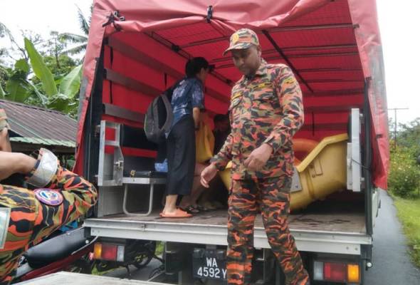 Banjir Sarawak: 16 pelajar SPM dibantu pihak bomba ke dewan peperiksaan ...