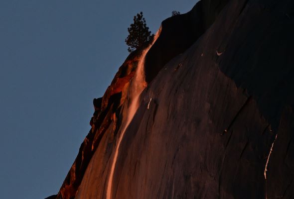 Sun sets waterfall ablaze in Yosemite 'firefall' | AWANI International