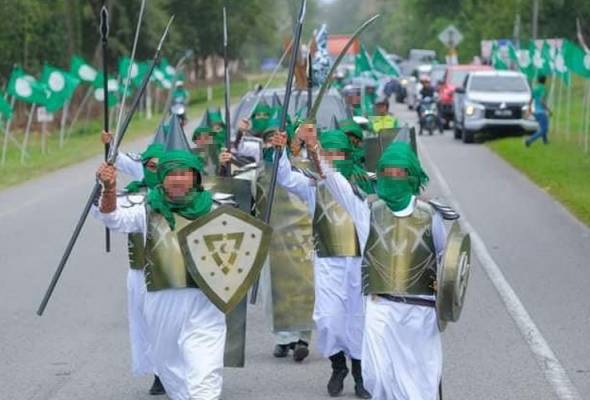 PH Terengganu lodges report over fake weapons parade | AWANI International