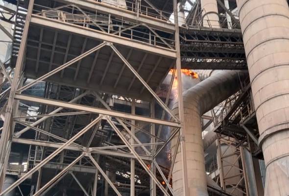 Belting trek laluan sampah di kilang simen musnah terbakar | Astro Awani