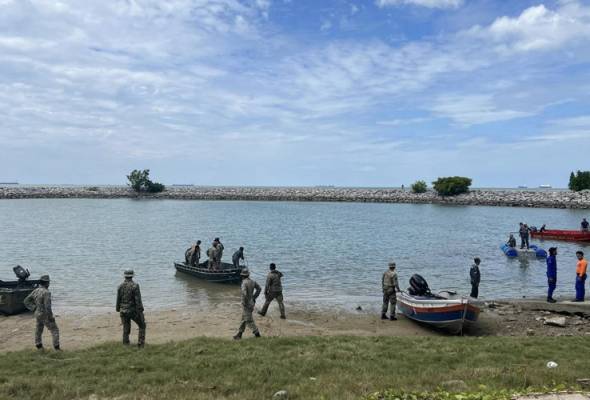 Operasi buru buaya di perairan Tanjung Bidara bermula | Astro Awani