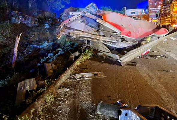 Pemandu maut tercampak dari lori simen di Lebuhraya Utara Selatan ...