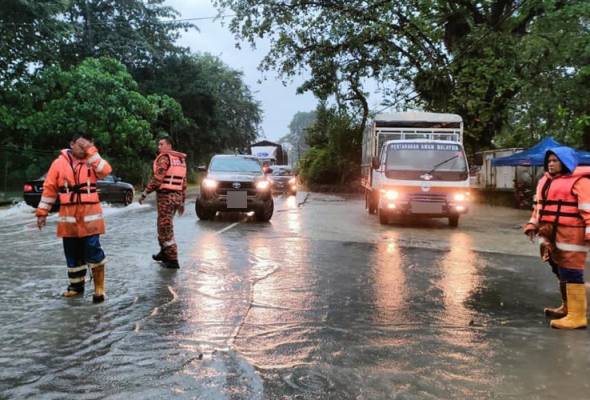 Banjir kilat: Beberapa kawasan di daerah Batang Padang dinaiki air ...