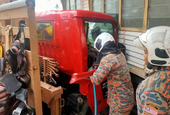 Pemandu cedera, lori terbabas 'masuk' rumah | Astro Awani