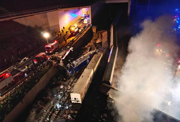 16 maut, 85 cedera dua kereta api bertembung di Greece | Astro Awani