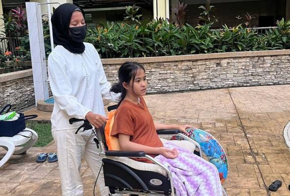 Kerusi ditarik, masalah saraf pelakon cilik semakin teruk | Astro Awani